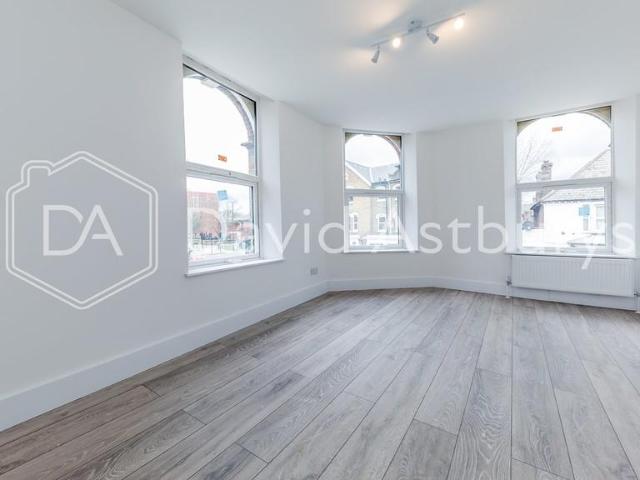 Turnpike Lane, Crouch End, London 3 bed apartment to rent £2,400 pcm £554 pw