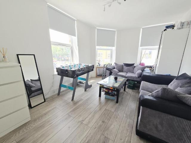 Turnpike Lane, London 2 bed flat to rent £2,400 pcm £554 pw