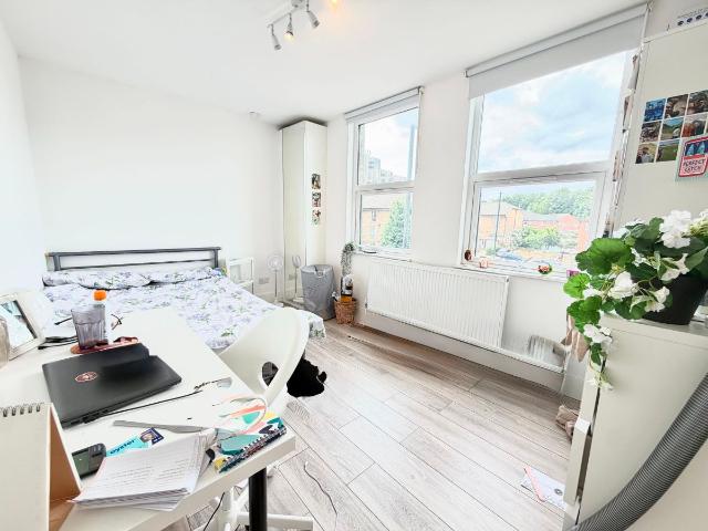 Turnpike Lane, London N8, 3 bed flat to rent, £2,400 pcm | PrimeLocation