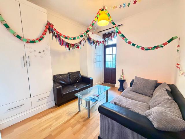 Turnpike Lane, London N8, 3 bed flat to rent, £2,450 pcm | PrimeLocation