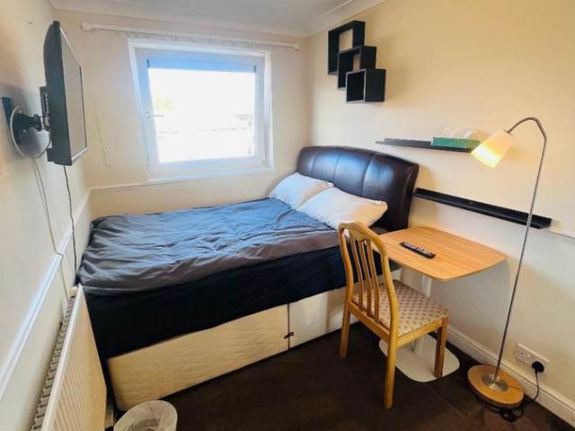 Turpin Avenue, Romford RM5, Room to rent, £570 pcm | PrimeLocation