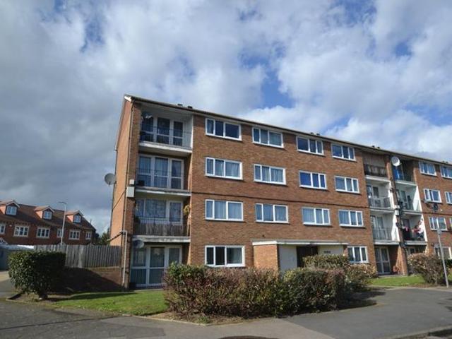Turpin Avenue, Romford RM5, 2 bed flat to rent, £1,600 pcm | PrimeLocation