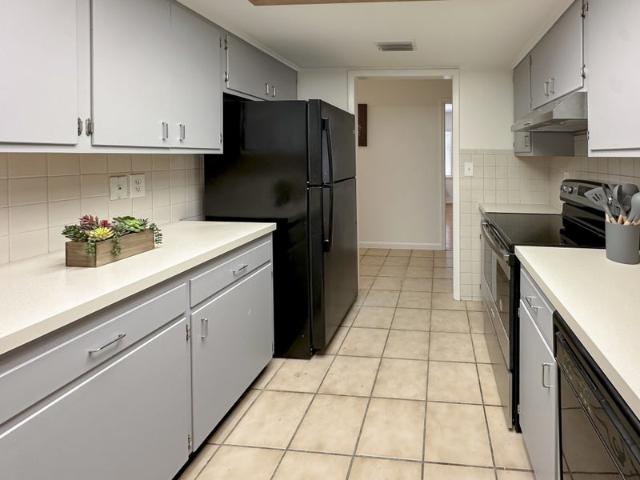 TV AND DESK IN ALL ROOMS.BUS STOP ONE BLOCK AWAY