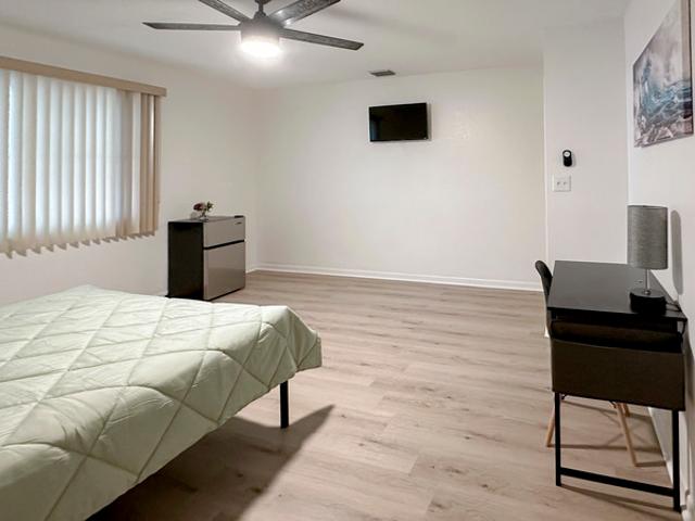 TV AND DESK IN ALL ROOMS.BUS STOP ONE BLOCK AWAY !Homey & comfortable St. Petersburg Duplex / Multiplex with Backyard
