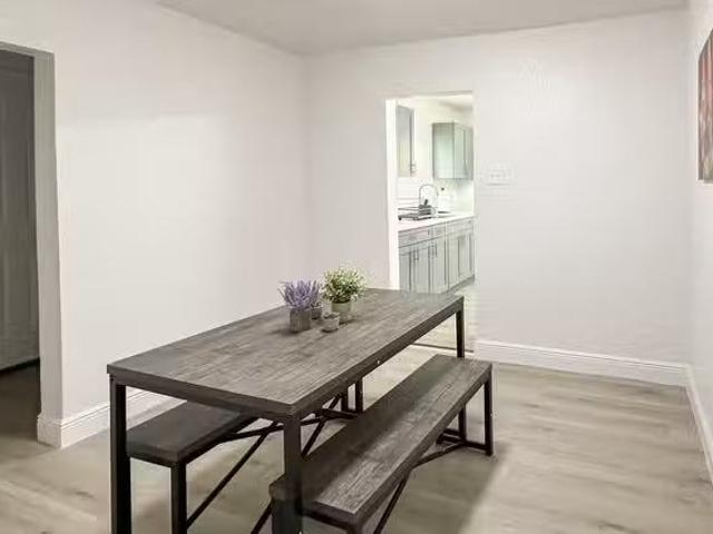 TV and desk in all the rooms. Newly renovated & spacious Tampa.