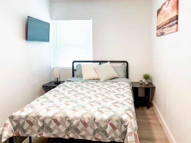 TV and desk in all the rooms. Newly renovated & spacious Tampa House with Backyard