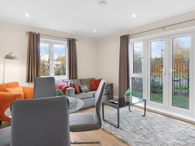 TW19 Heathrow Living 01 1 bed apartment to rent £3,000 pcm £692 pw
