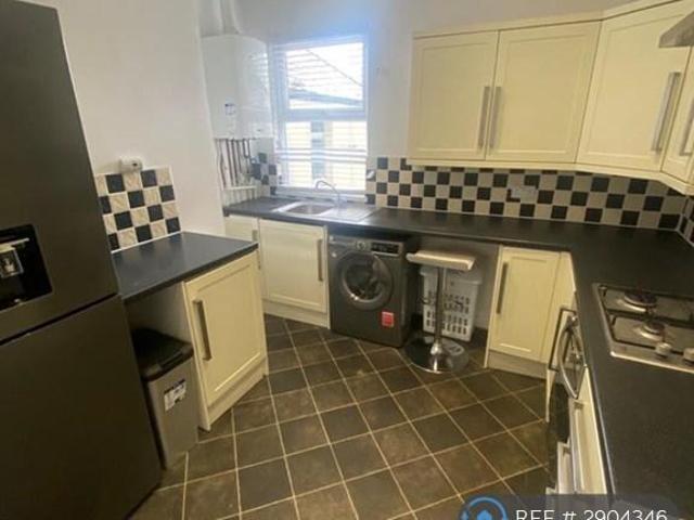 Ty Mawr Road, Llandaff North. 2 bed flat to rent £1,175 pcm £271 pw