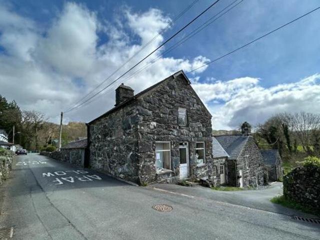 Ty´r Siop, Llanfachreth, 2 Bedroom Semi detached