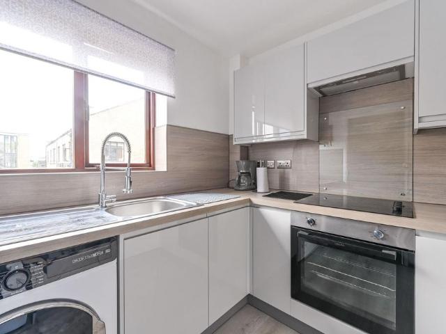Tyndal Court, Isle Of Dogs, London, E14 2 bed flat to rent £2,145 pcm £495 pw