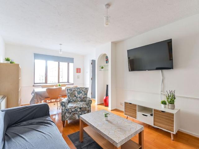 Tyndal Court, Isle Of Dogs, London E14, 2 bed flat to rent, £2,145 pcm | PrimeLocation