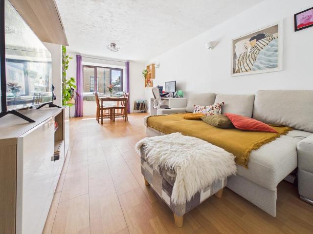 Tyndal Court, Transom Square, Island. 2 bed flat to rent £1,900 pcm £438 pw