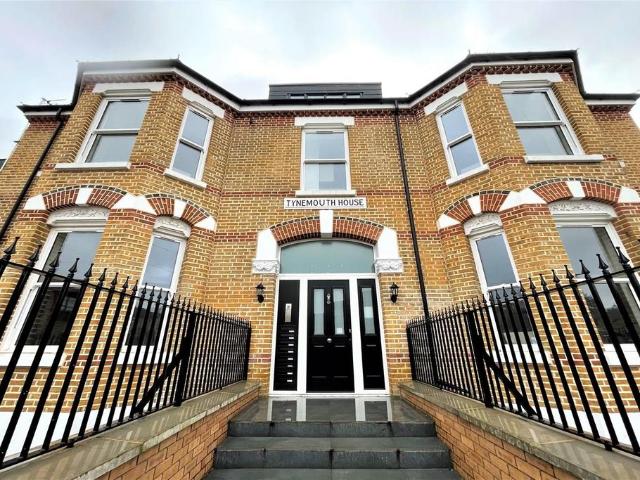Tynemouth Road Tottenham N15 4AT 2 bed apartment to rent £2,100 pcm £485 pw