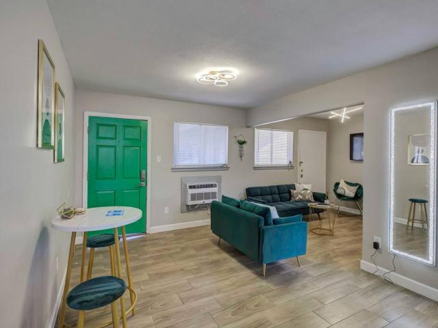 U of M Area! FULLY RENOVATED ONE BEDROOM APARTMENTS NOW AVAILABLE!