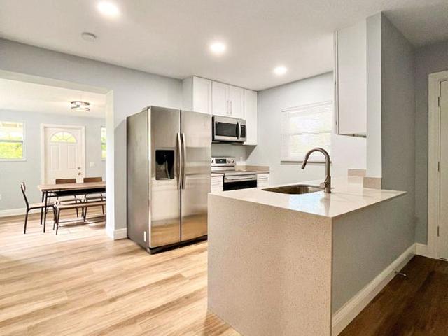 UCF, Waterford Lakes, East Orlando. Quiet, Modern