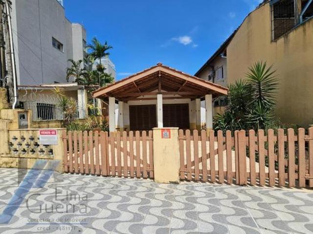 Ubatuba, Itagua Casa bem localizada com 03 dormitórios à 50 metros da orla do Itagua.