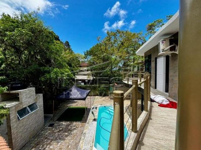 Ubatuba, Toninhas Belíssima casa com 4 dormitórios, a 50mts do mar!