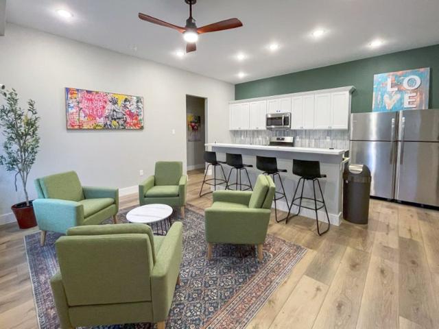 UBER BLACK of home Luxury Furnished Suite w Pri