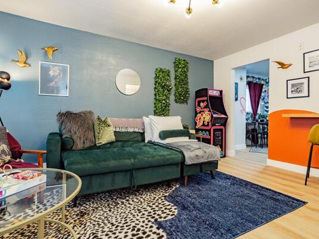 ULTRA LUXURY *PRIVATE* 1 BEDROOM SUITES WITH FULL KITCHENS, FREE WIFI, FREE PARKING AND LAUNDRY!
