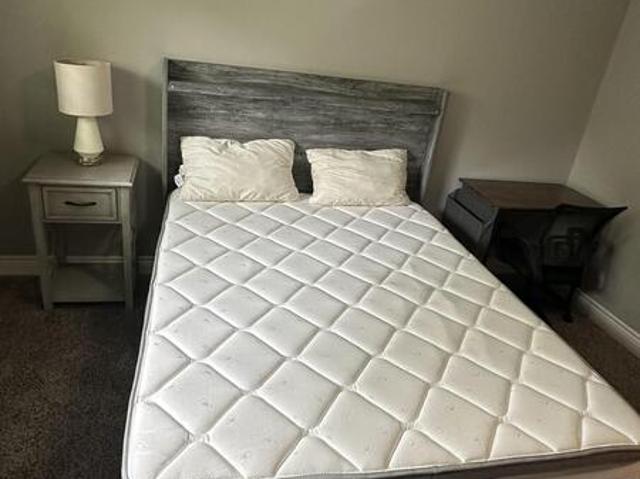 UltraFast WiFi, Laundry, Personal TV, Working Desk & Chair, Furnished Room in a Contemporary Updated home, close to Medical Center, 10 12 minutes walk from Bus Stops and YMCA, with Common Parking spots, Dining, Laundry, Refrigerator