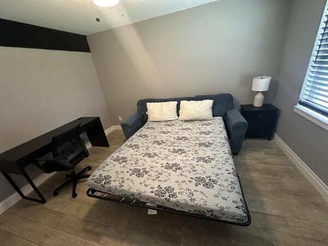 UltraFast WiFi, Laundry, Personal TV, Working Desk & Chair, Furnished Room in a Contemporary Updated home, close to Medical Center, 10 12 minutes walk from Bus Stops and YMCA, with Common Parking spots, Dining, Laundry, Refrigerator