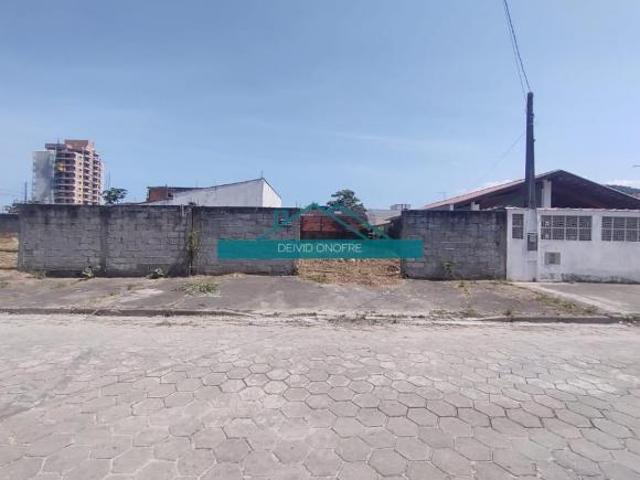 Um terreno murado e aterrado medindo 250m² próximo a praia