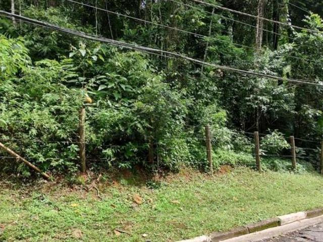 Um terreno à venda dentro do Condomínio Parque Suíça!