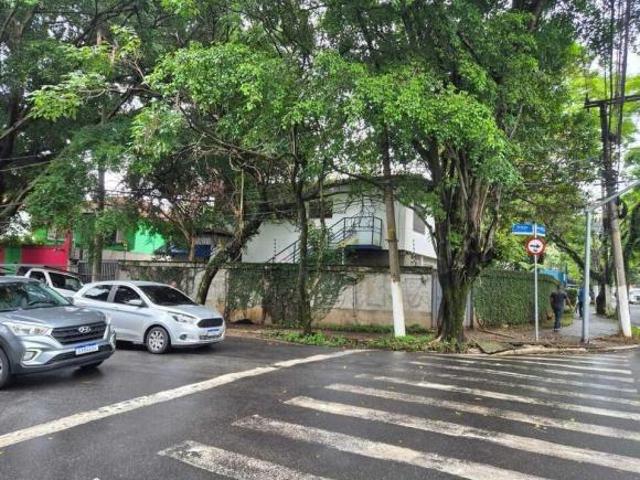 Um terreno de 606 m², com uma casa datada de 1950. Preço e disponibilidade do imóvel sujeitos a alte
