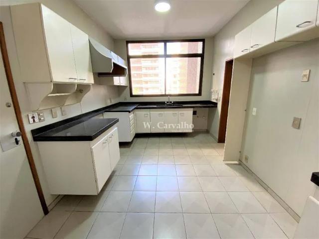 Um verdadeiro clássico na vila rica. Apartamento com amplos ambientes internos & muito bem loca