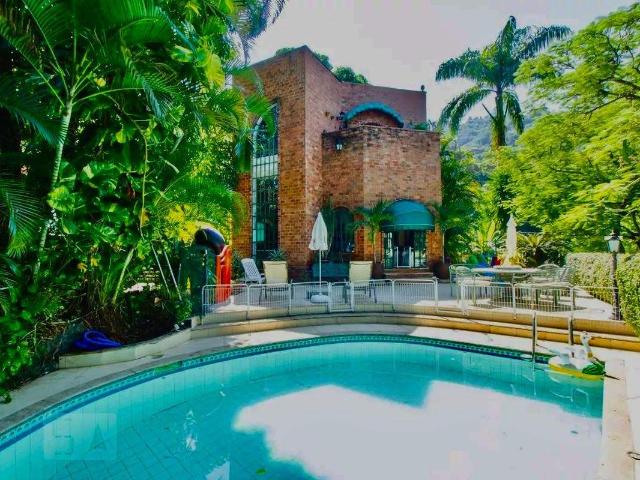Um Castelo no Rio!  Estilo Único: Casa charmosa com design de Castelo Contemporâneo. Espaço Amplo, ideal para acomodar até 8/10 pessoas