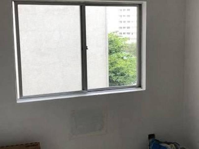 Um dormitório a duas quadras da praia com sala ampla e a dua