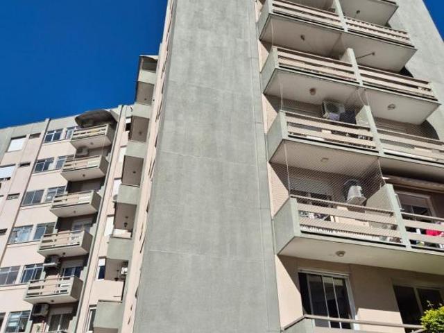 Um dormitório ao lado shoping Lindóia