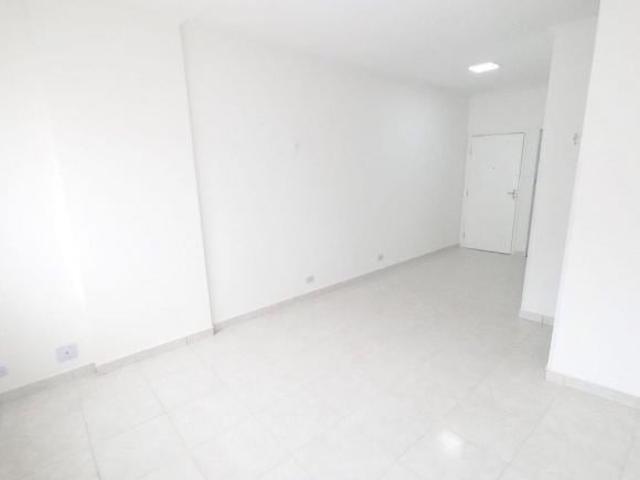 Um dormitório reformado próximo à praia e shopping. São Vic