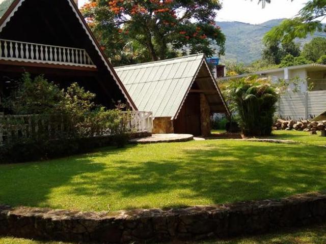 Um Excelente terreno totalmente plano com um chalé muito aconchegante