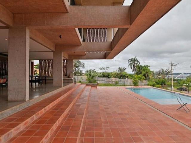Um ícone da arquitetura brasiliense, com vista definitiva para a Ponte JK e o Lago Paranoá