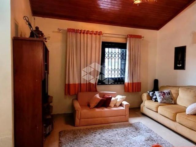 Um Linda casa, com 3 quartos de 2 pisos com um pavilhão ao lado