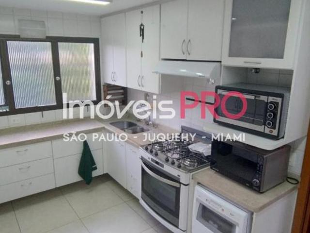 Um por andar no Campo Belo com 222m2