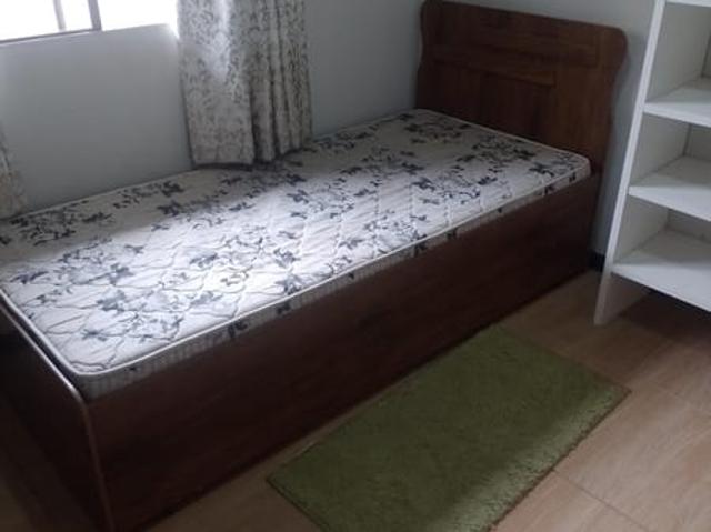um quarto, cozinha compartilhada, um banheiro.