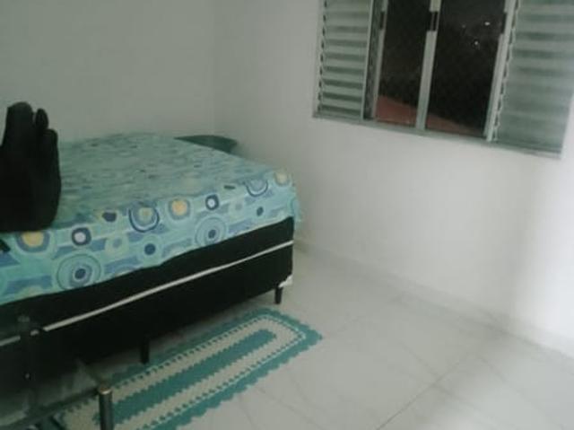 um quarto cama guarda roupa