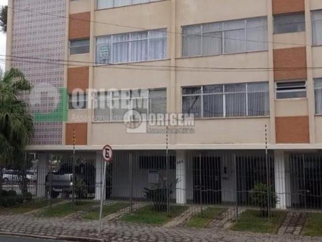 Um quarto espaçoso em frente à Prefeitura