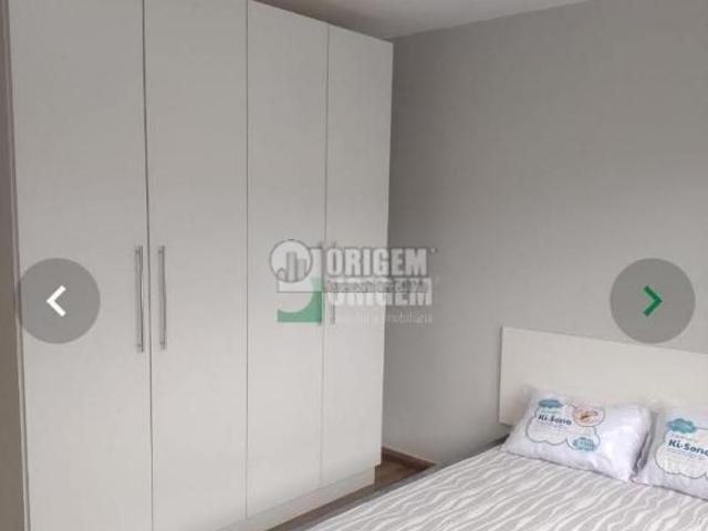 Um quarto espaçoso em frente à Prefeitura