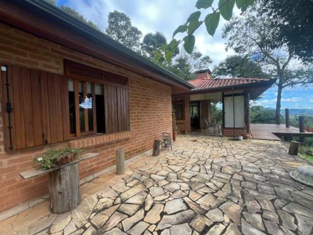 UM REDUTO DE MATAS VERDES, 2 CASAS, VISTA PARA AS MONTANHAS DA SERRA DA MANTIQUEIRA, EM GONÇALVES MG