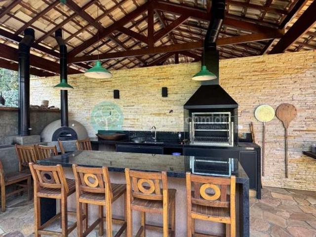 Um refúgio moderno e rústico em Santo Antônio do Pinhal