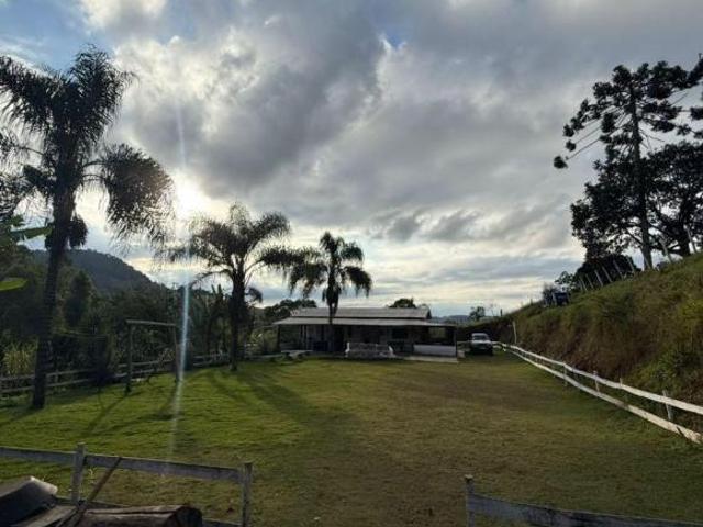 UM REFÚGIO COMPLETO NA SERRA DA MANTIQUEIRA COM ÁGUA, NATUREZA E UMA VISTA ESPETACULAR