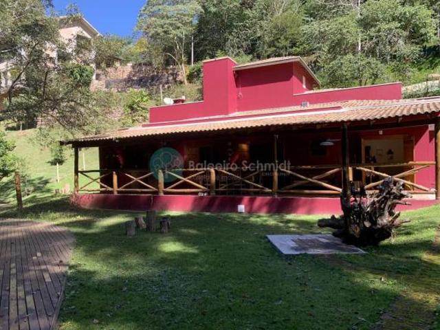 Um Refúgio de Elegância nas Montanhas: Casa Pronta para Morar e