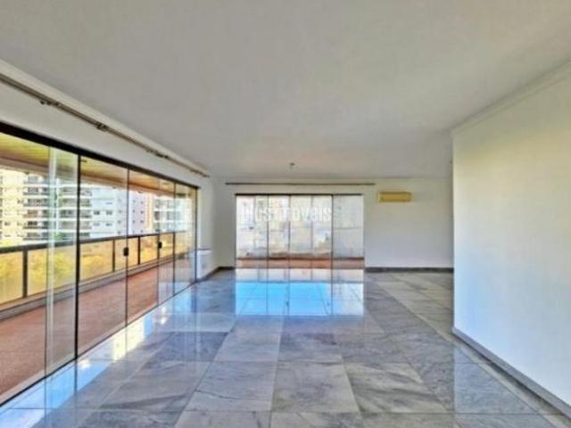 Um sonho com vista para as árvores da Praça de 07 Setembro
