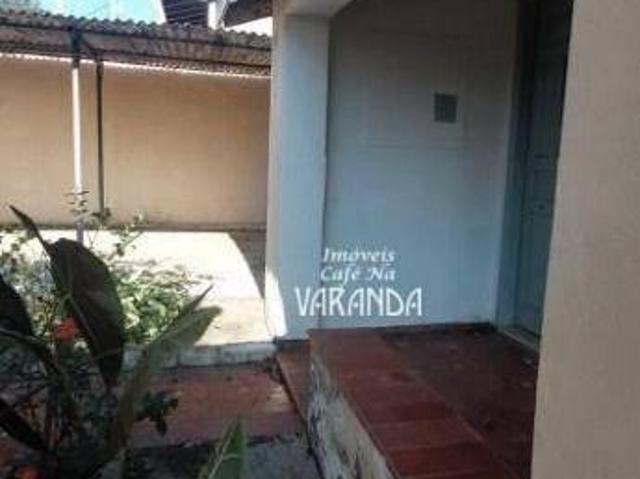 UMA CASA. UMA EDÍCULA. UM ÓTIMO QUINTAL!