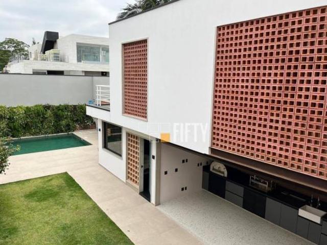 Uma casa única a 300 metros do Parque Ibirapuera