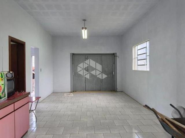 Uma casa com 1 dormitório, banheiro, um terreno de esquina