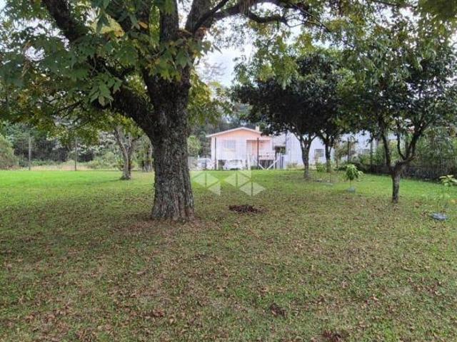 Uma casa com 1 dormitório, banheiro, um terreno de esquina